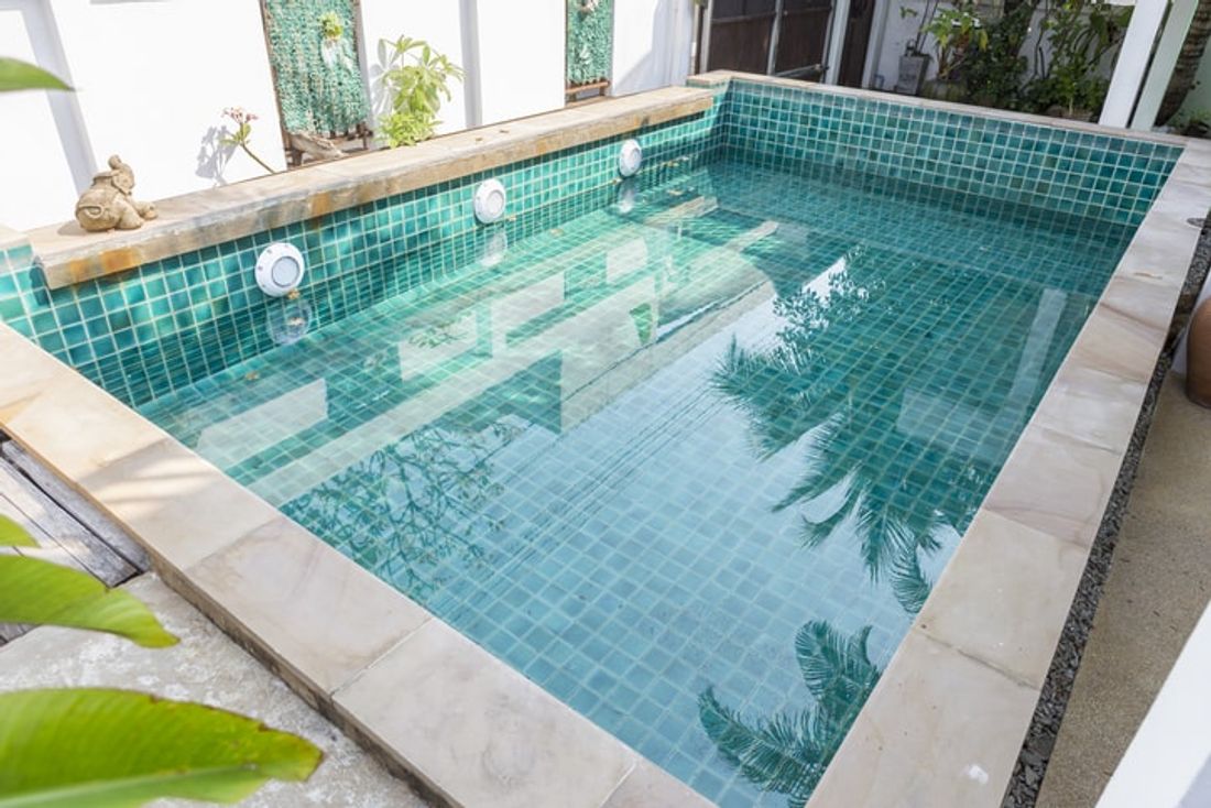 How much does ceramic pool tiling cost? [2025]