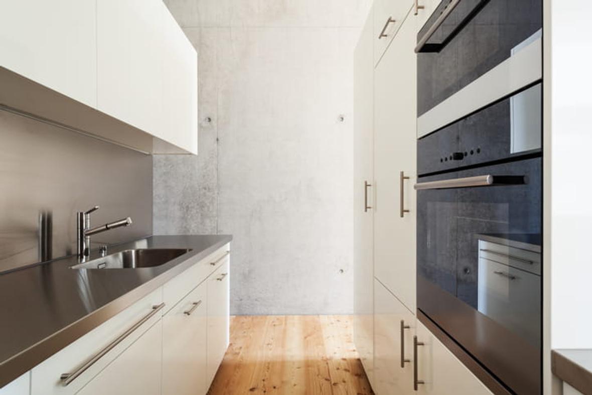 Microcement walls: a seamless alternative to tiles and plaster